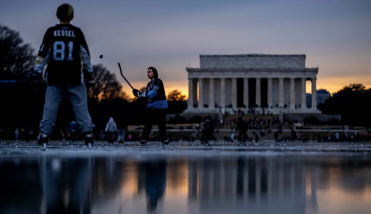 Membeku, Lincoln Memorial Reflecting Pool Jadi Tempat Bermain Warga ...