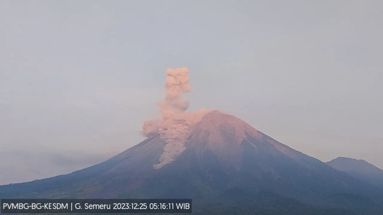 Gunung Semeru Erupsi Lagi, Kolom Letusan Teramati 1.000 Meter dari Puncak - Regional Liputan6.com