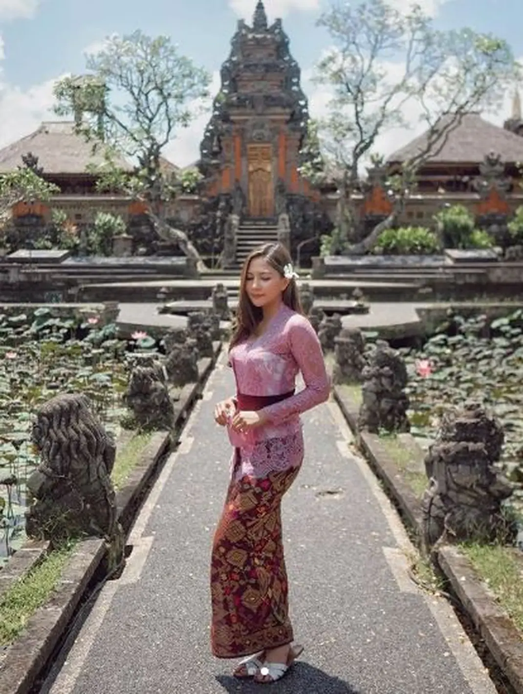 Pakai Baju Adat Bali, Kecantikan Luna Maya dan 10 Artis Ini Semakin Memukau