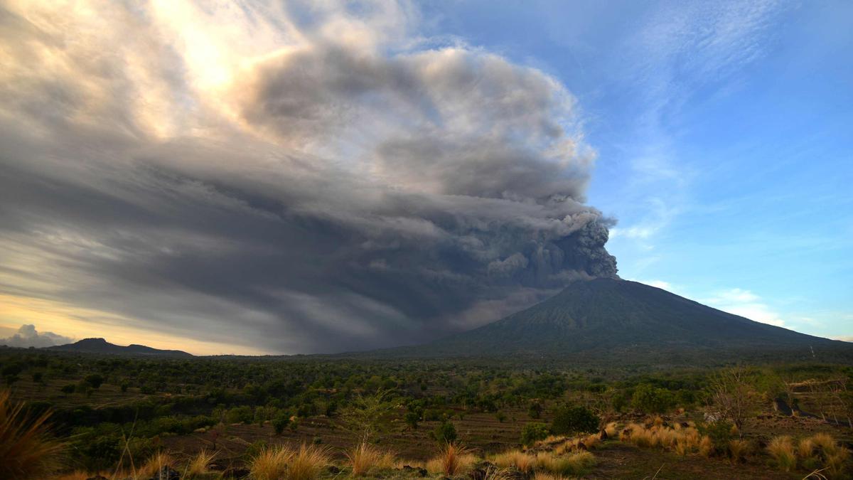 Gunung Agung Meletus, Penerbangan Sydney-Bali bak Neraka - Global ...