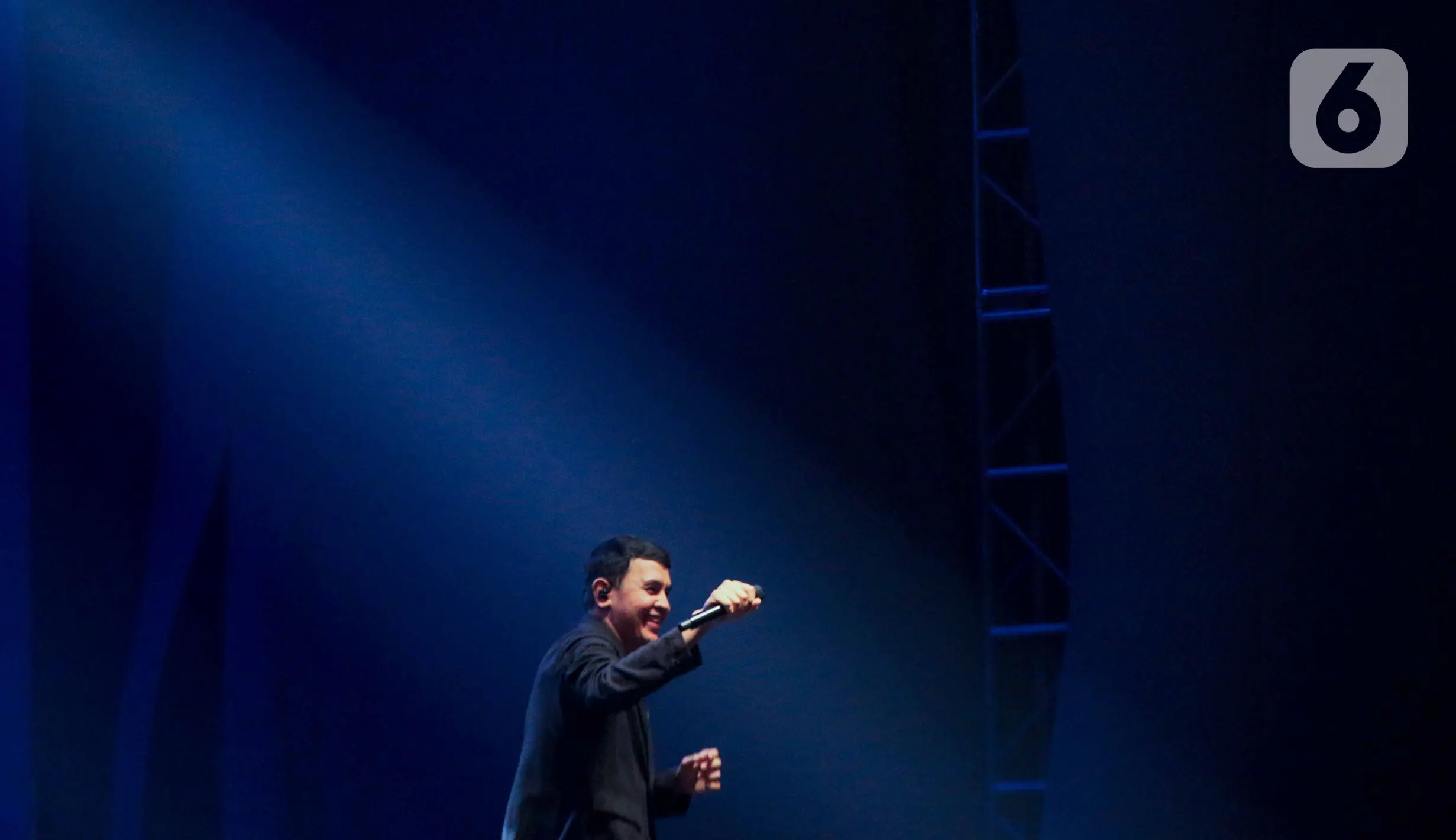 Penampilan Tulus di Konser Penutup Tur Manusia 2023 Jakarta - Foto ...