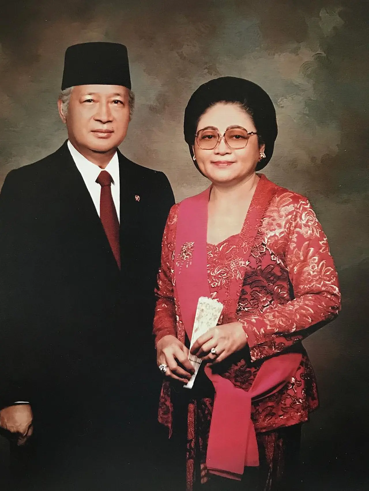 6 Potret Kenangan Pak Harto dan Ibu Tien Soeharto dari Pose Resmi Hingga ke Tembok Cina ...