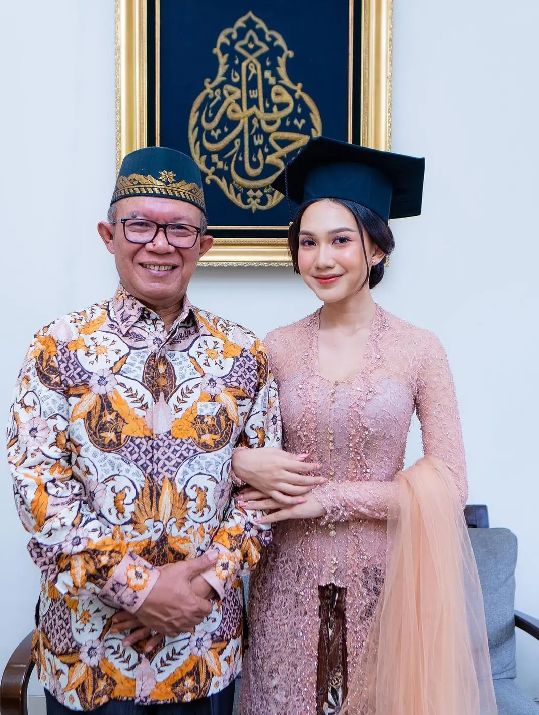 Ditemani Kekasih, Pesona Raissa Ramadhani Saat Wisuda Ini Curi ...