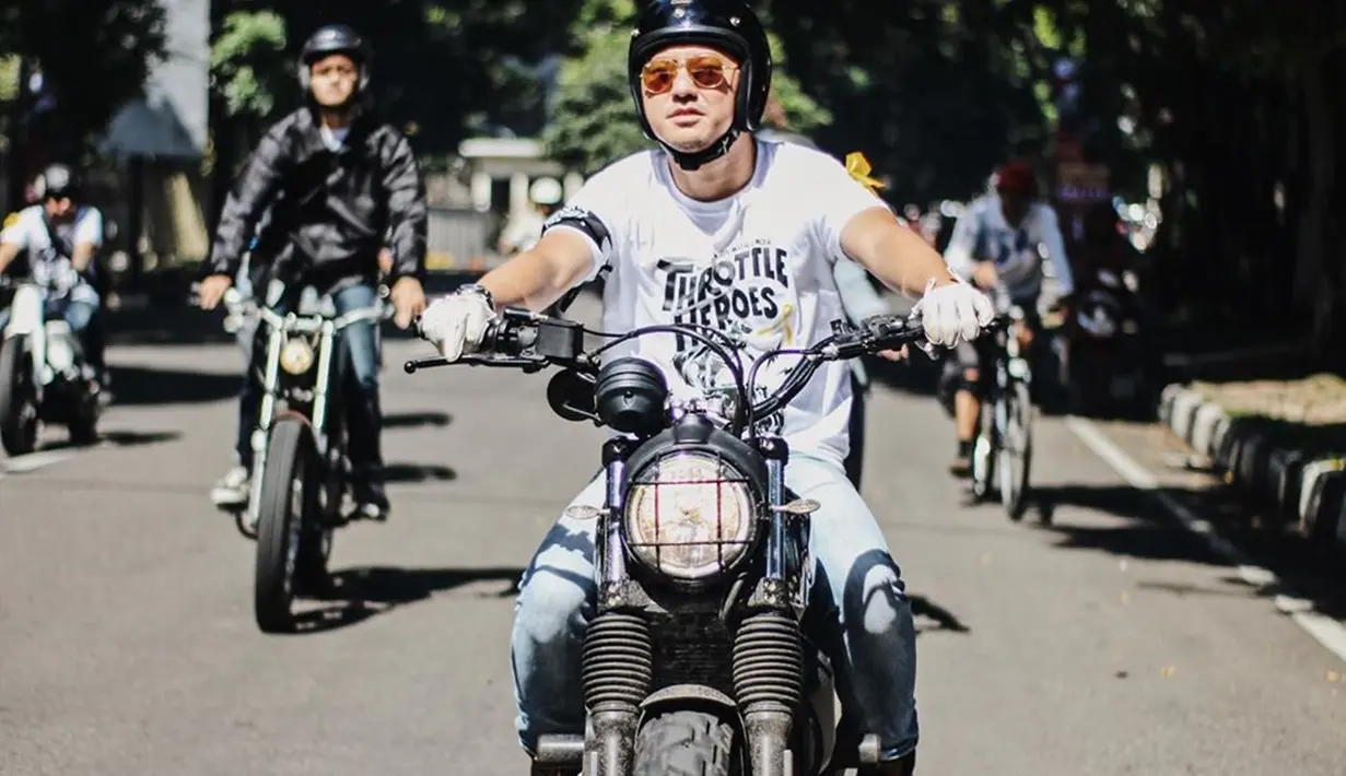 FOTO: Gaya Omesh Saat Touring, Keren Bikin Terpesona - Foto Liputan6.com