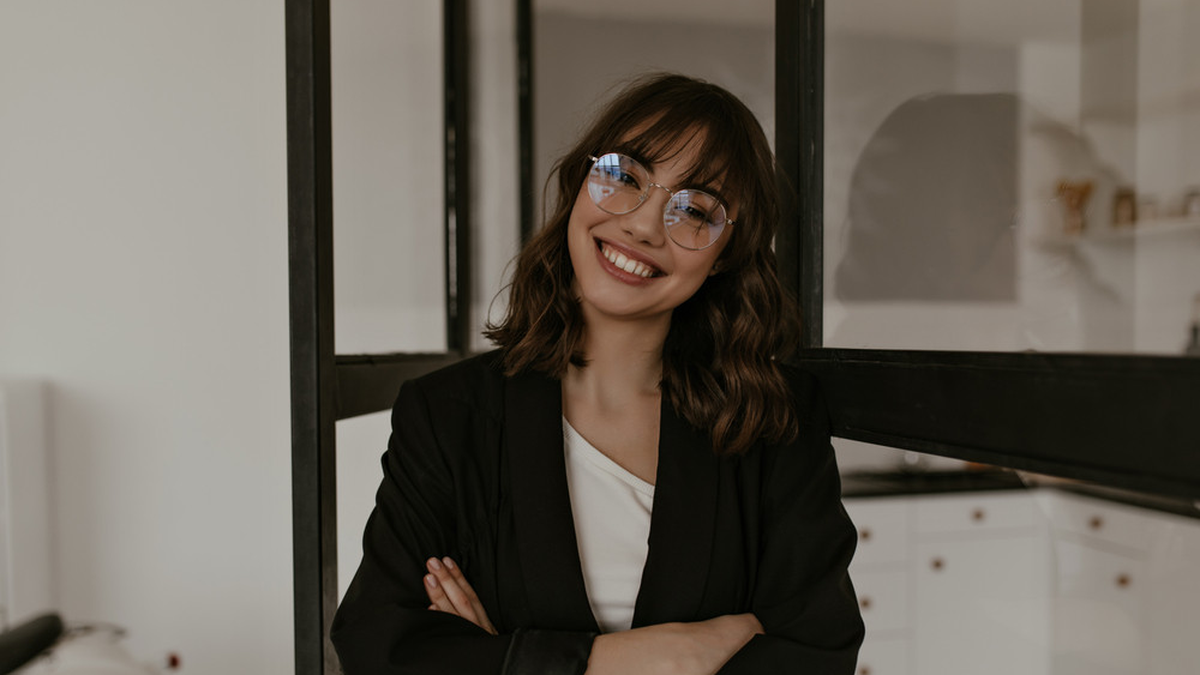 4 Fashion Items Wajib Punya untuk Tampil Profesional di Kantor, Mana ...