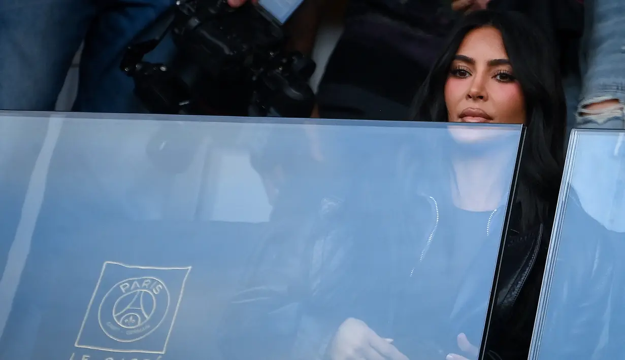 Foto: Ramai Soal Kutukan, Ini Dia Gaya Kim Kardashian saat Menonton PSG - Dunia Bola.com