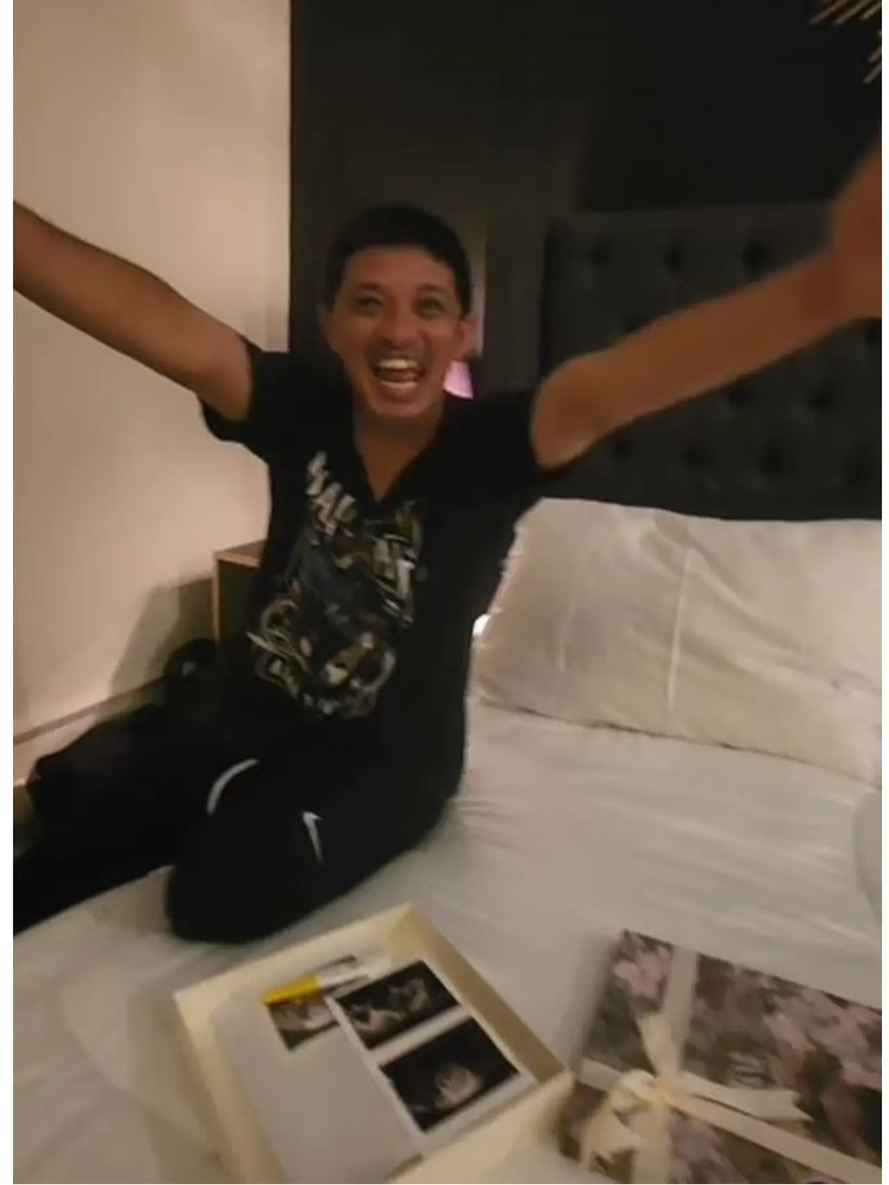 Istri Hamil Anak Kedua, Ini 6 Potret Keluarga Kecil Eza Yayang yang Harmonis - Hot Liputan6.com