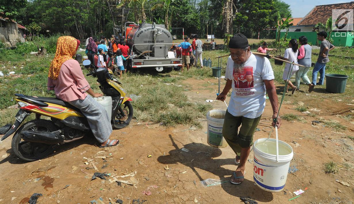 FOTO: Kekeringan Meluas, Warga Bogor Berebut Bantuan Air Bersih - Foto Liputan6.com