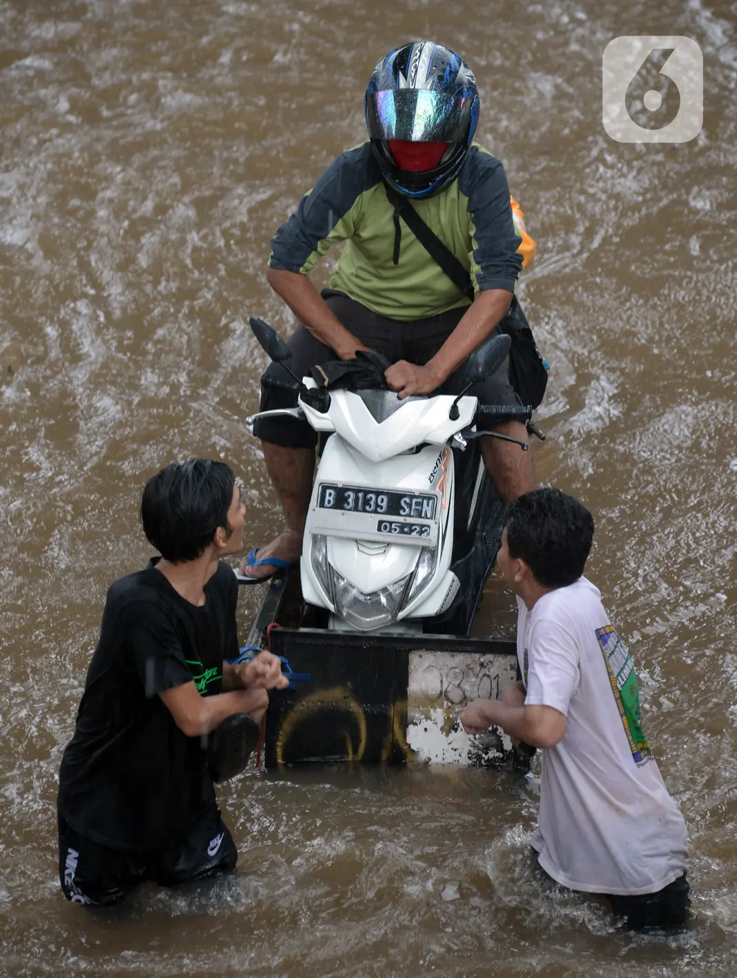 FOTO: Banjir Putus Akses Lalu Lintas di Jalan Kapten Tendean - Foto Liputan6.com
