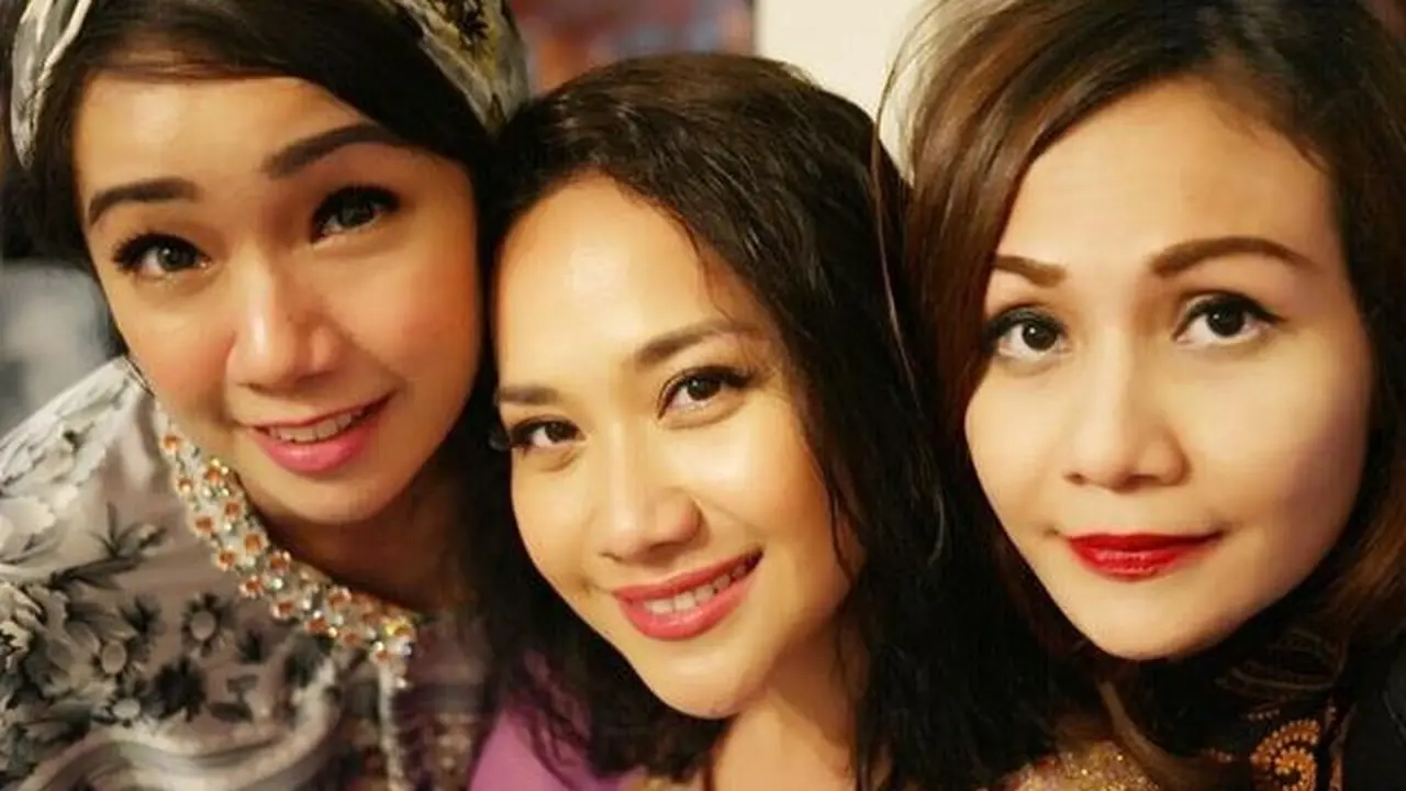 Potret 6 Seleb Bareng Sepupu yang Juga Artis, Bak Saudara Kandung - Hot ...