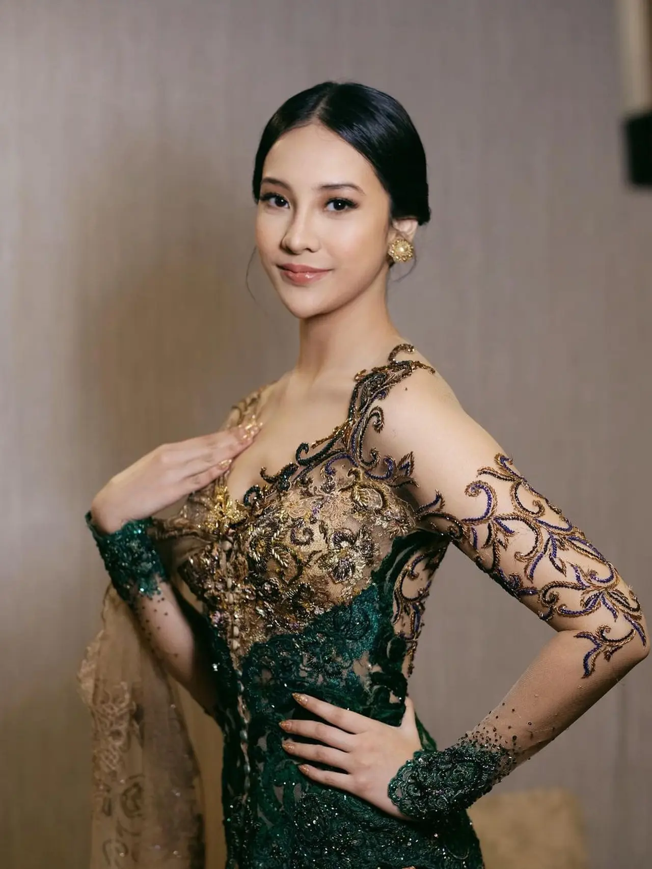 4 Inspirasi Kebaya Gold yang Mewah dan Elegan ala Artis, Bisa Ditiru ...