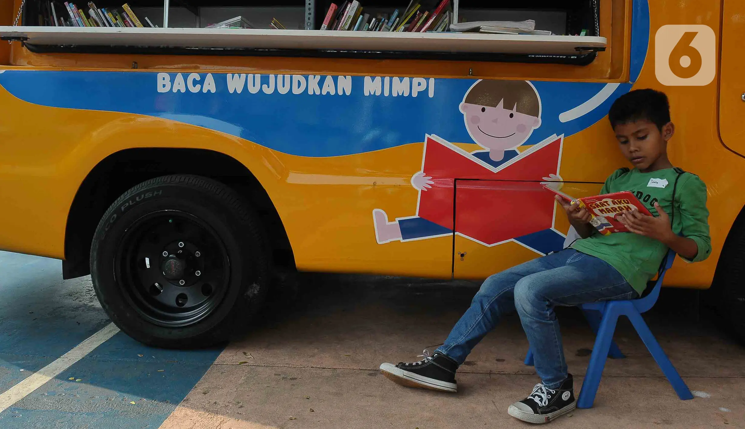 Serunya Membaca Buku di Perpustakaan Mobil Keliling untuk Anak - Foto ...