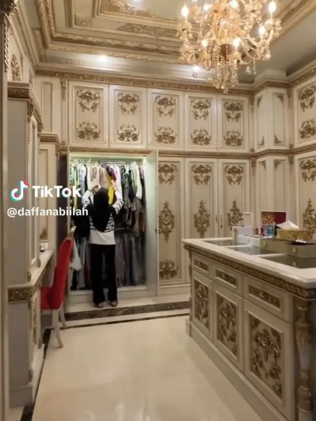 10 Potret Rumah Mewah Bak Istana Disney Milik Sultan Sidoarjo, Bikin ...