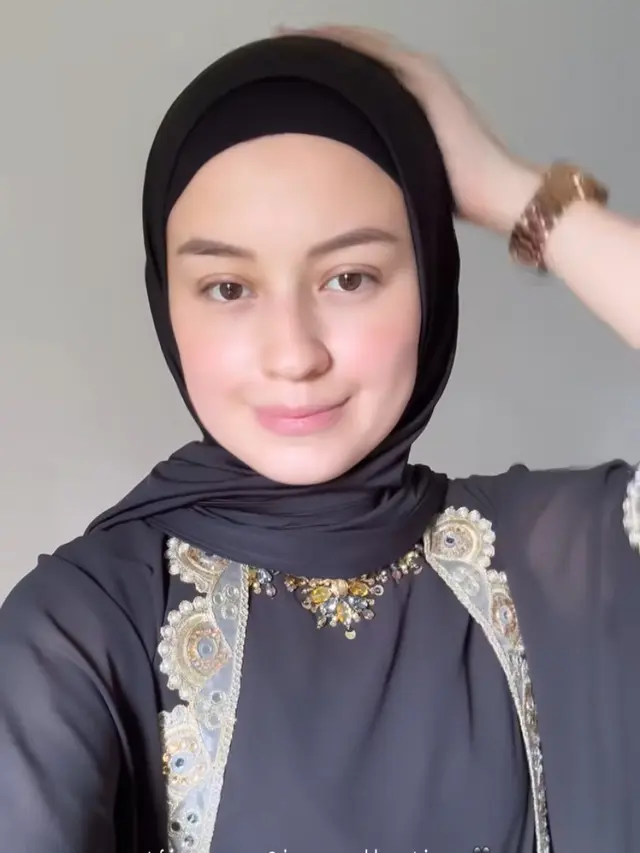 Bukan Putih, 6 Gaya Artis Tanah Air Kenakan Baju Lebaran Warna Hitam yang Memberi Kesan Elegan ...