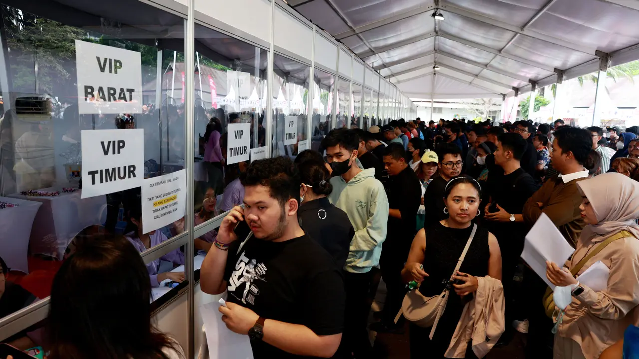 Penjual Gentayangan di GBK, Begini Ciri-Ciri Tiket Palsu Timnas ...