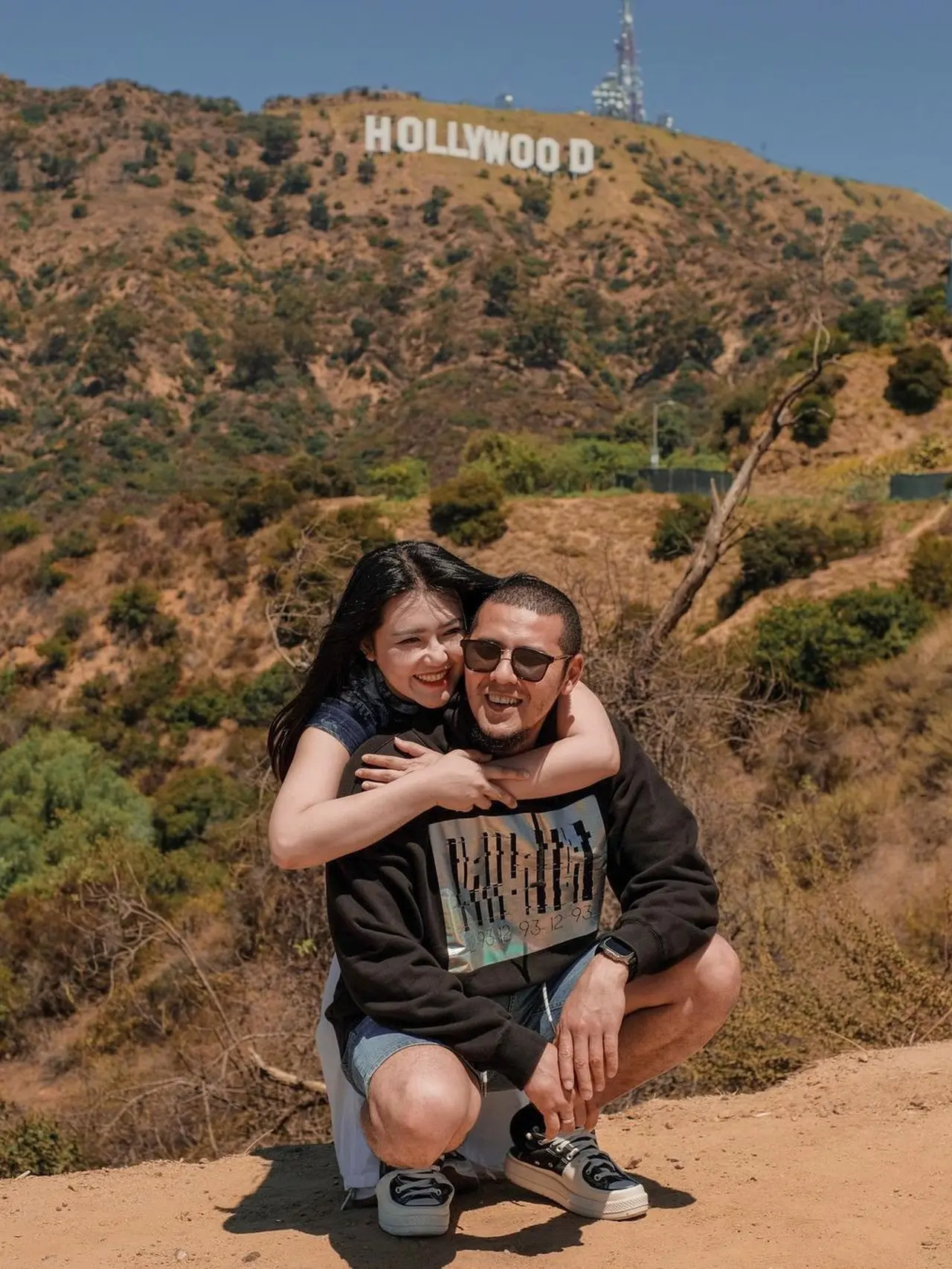 6 Potret Via Vallen Liburan di Amerika, Pose Mesra di Hollywood Sign ...