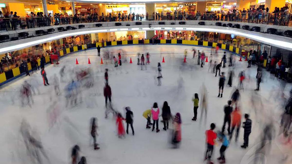 Serunya Bermain 'Ice Skating' Saat Libur Lebaran - Foto Liputan6.com