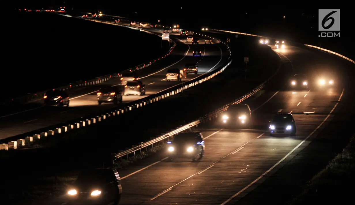 FOTO: Arus Balik Pemudik Mulai Terlihat di Tol Trans Jawa - Foto ...