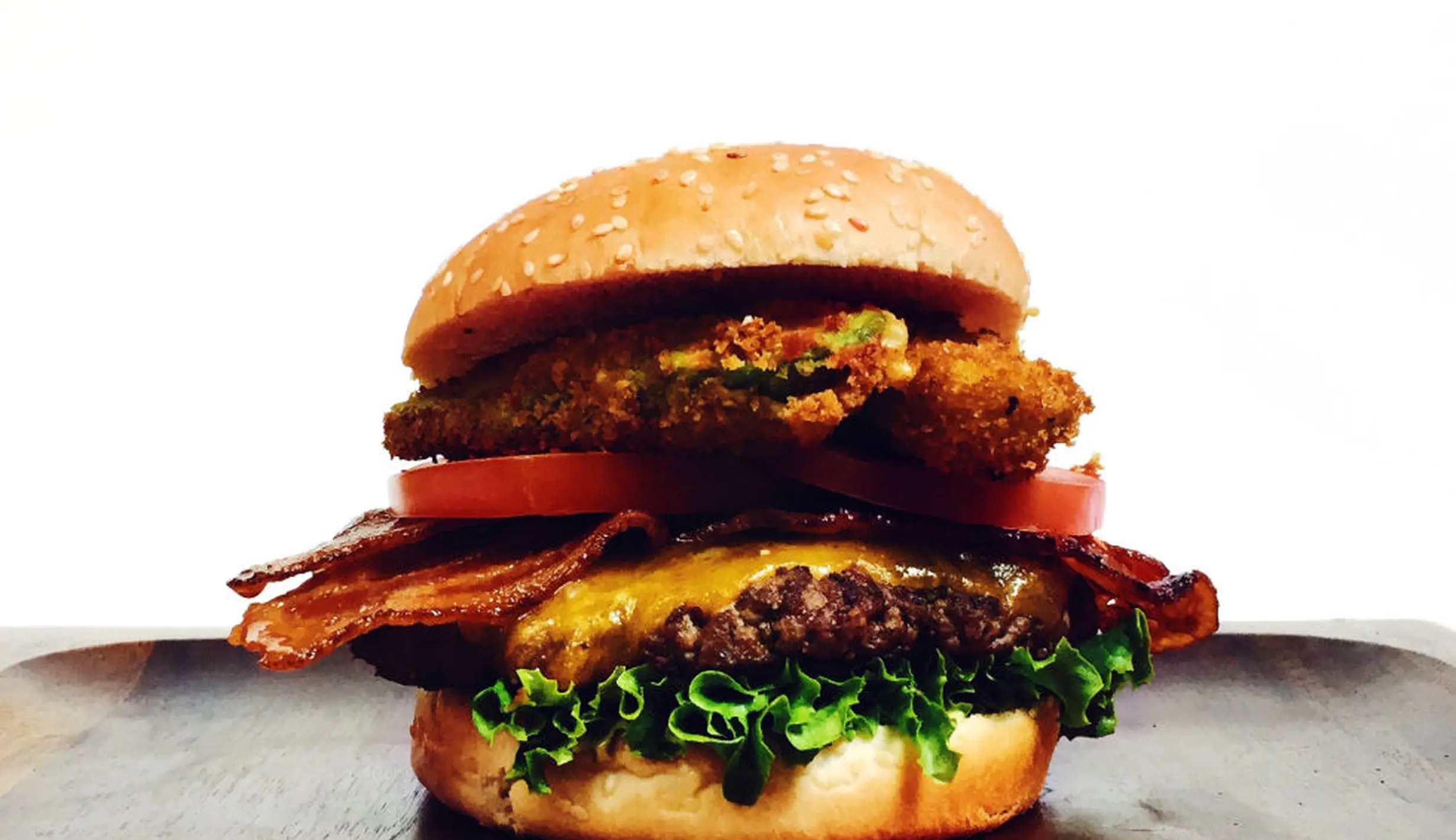 Besar dan Menggiurkan: Makan Burger Unik Ini Dijamin Puas!