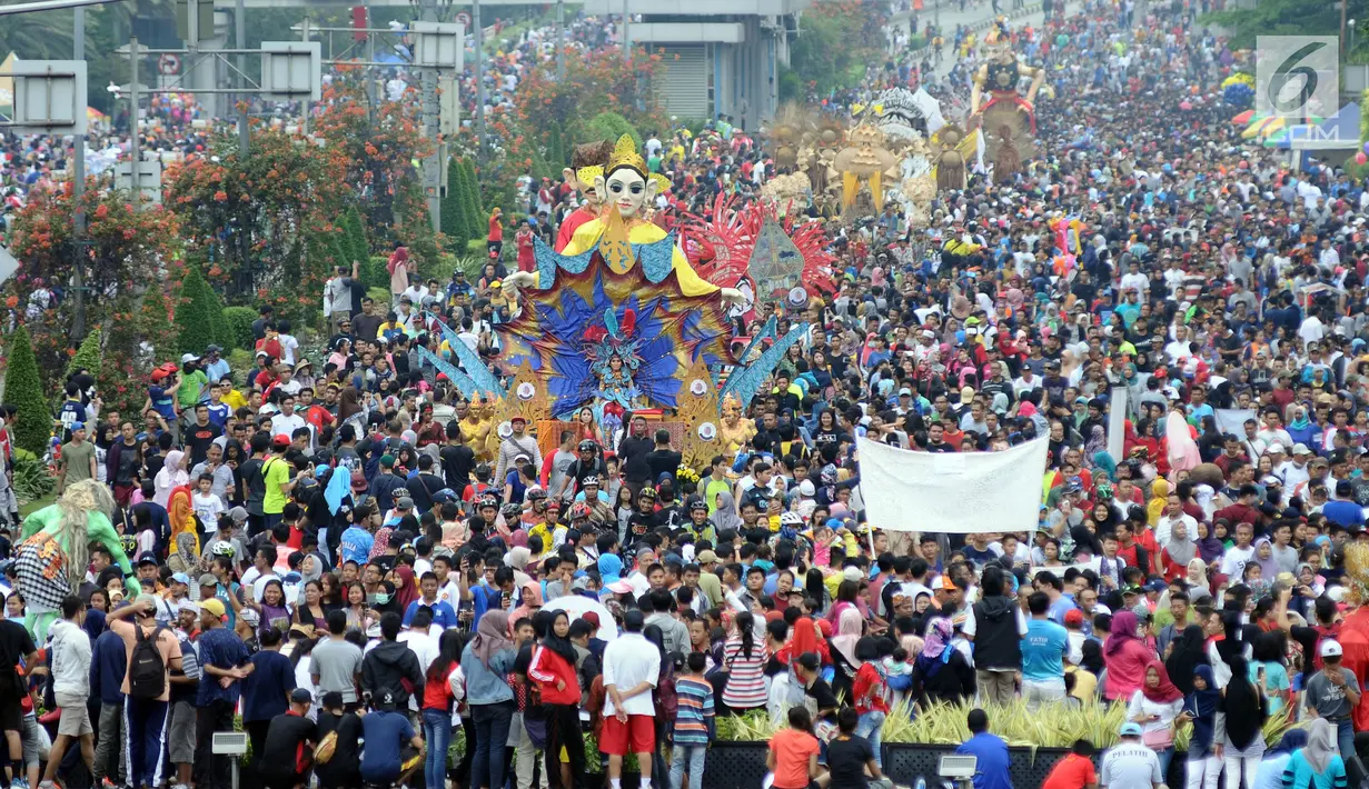 PHOTO: Sambut Hari Batik Nasional, Parade Batik Nusantara 2017 Lintasi ...