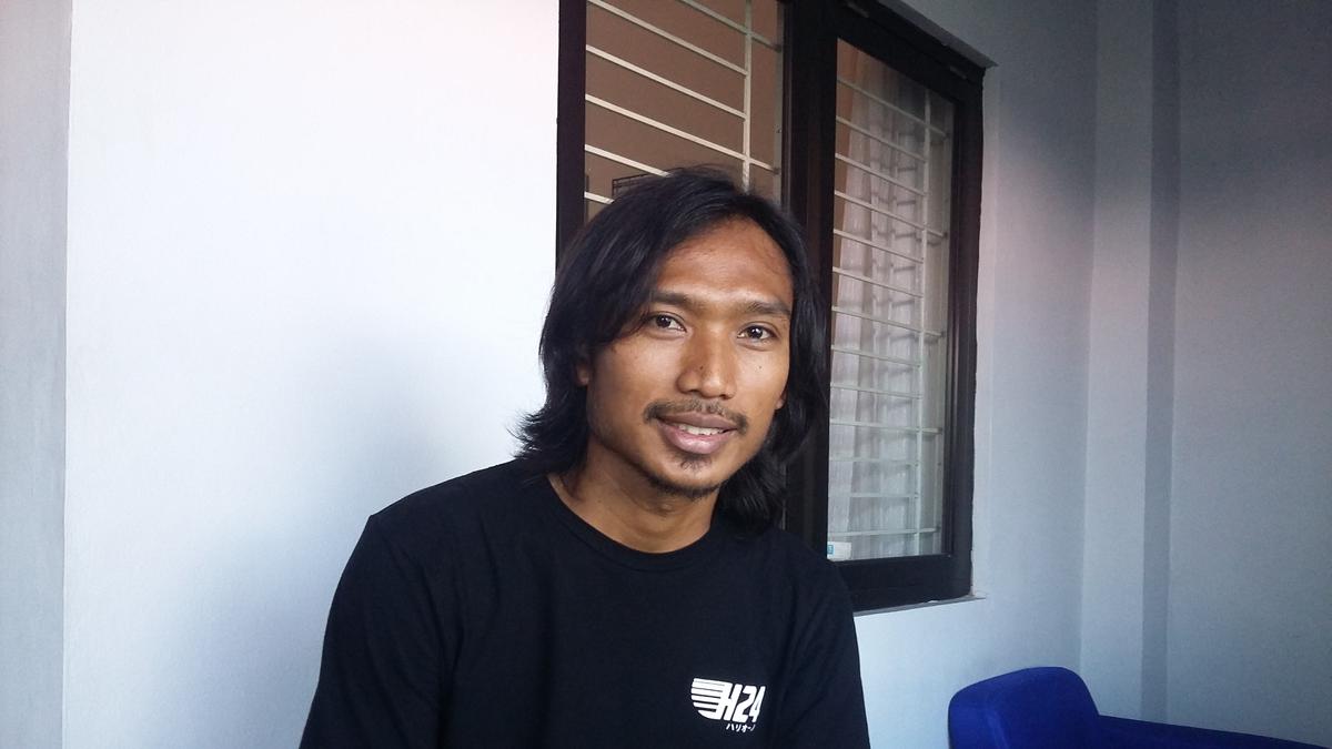 Hariono Borong Jersey Persib untuk Mudik ke Sidoarjo - Indonesia Bola.com