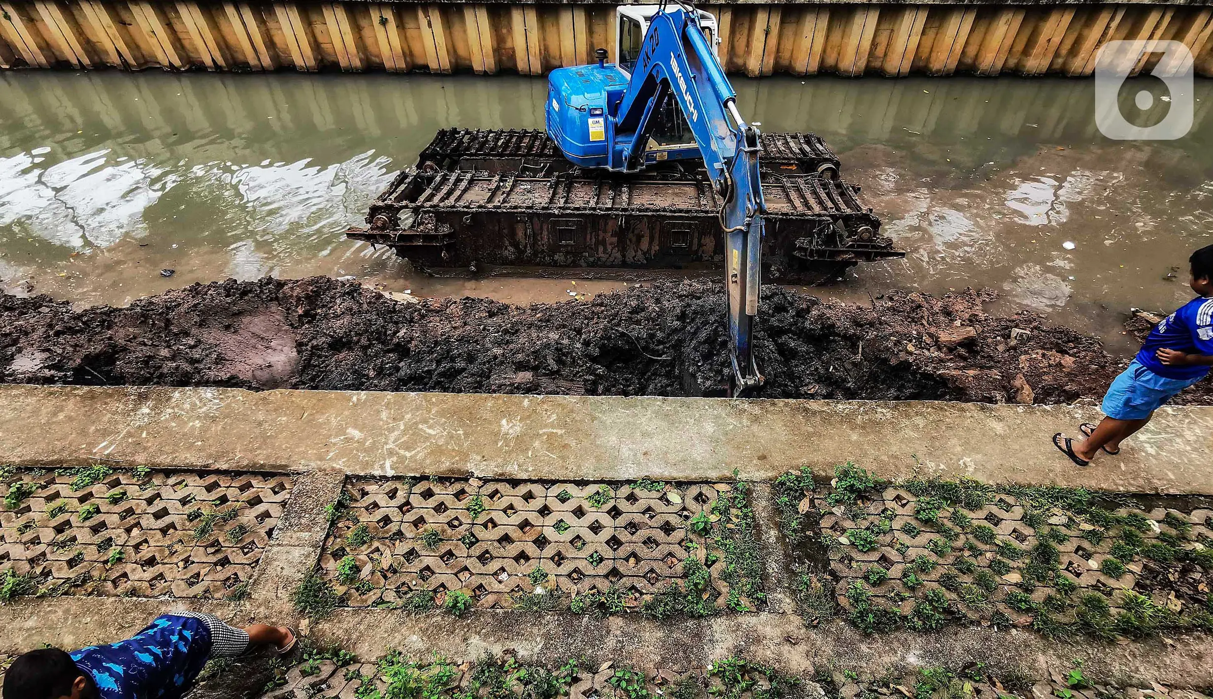 FOTO: Pengerukan Lumpur Aliran Kali Grogol untuk Antisipasi Banjir - Foto Liputan6.com