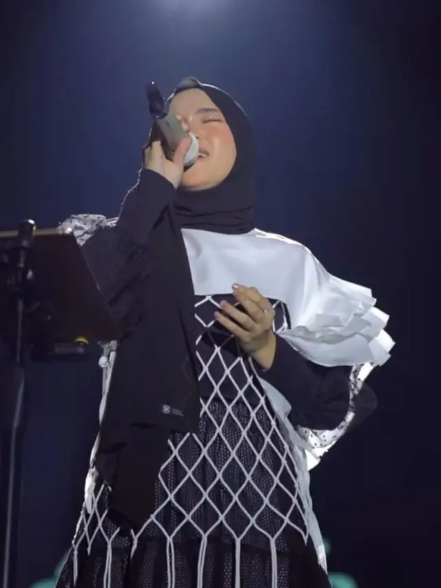 4 Momen Viral Saat Nissa Sabyan Menangis di Atas Panggung Nyanyikan Lagu Tentang Taubat - Hot ...