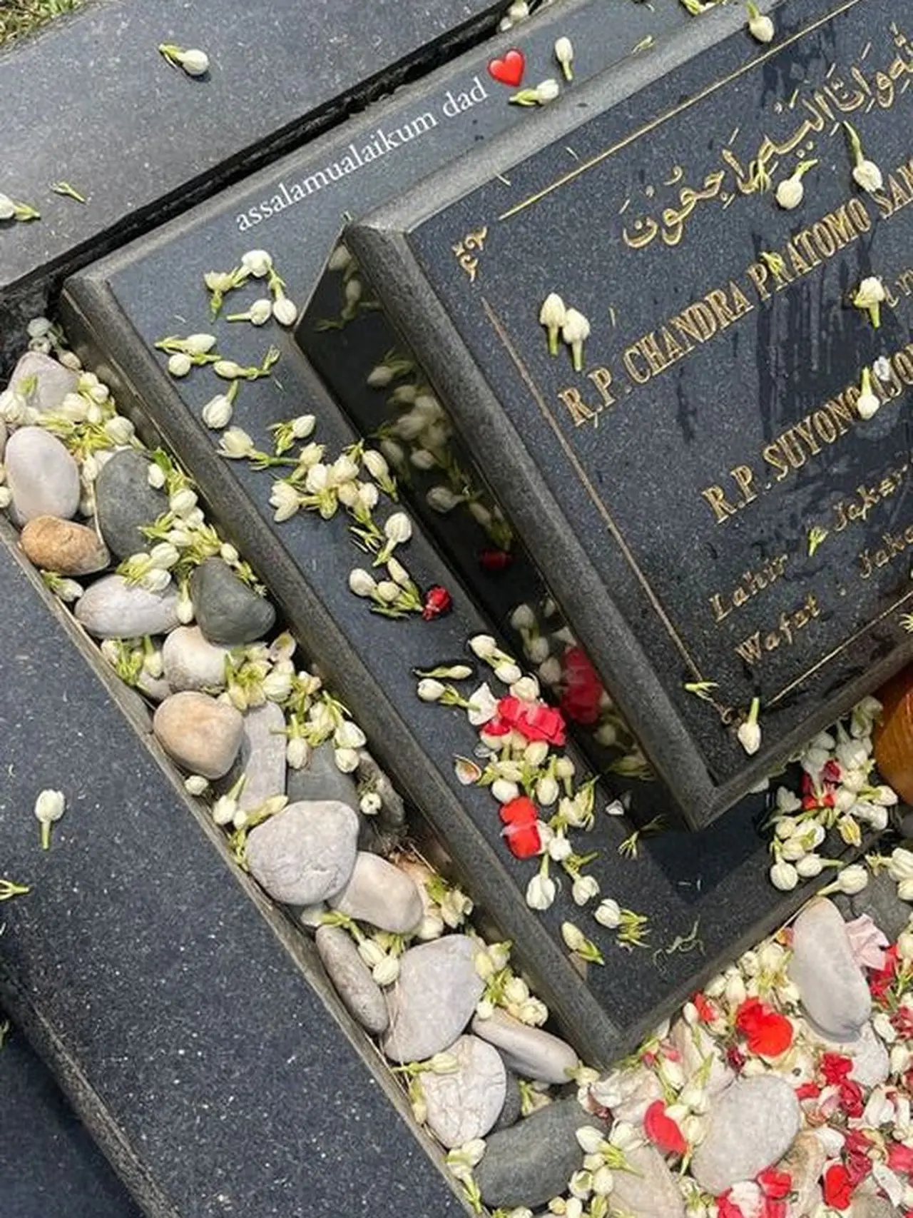7 Momen Thariq Halilintar Ziarah ke Makam Adjie Massaid, Izin Nikahi Aaliyah - Hot Liputan6.com