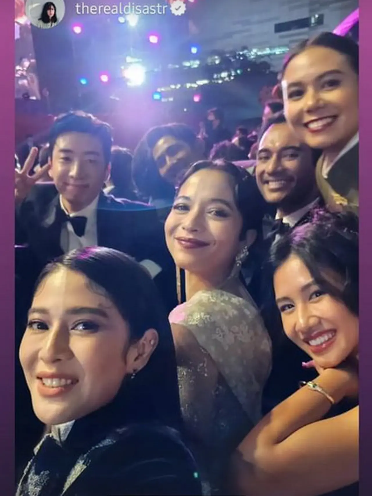 Potret Dian Sastrowardoyo dan Bintang Gadis Kretek, Bangga Berbatik di ...