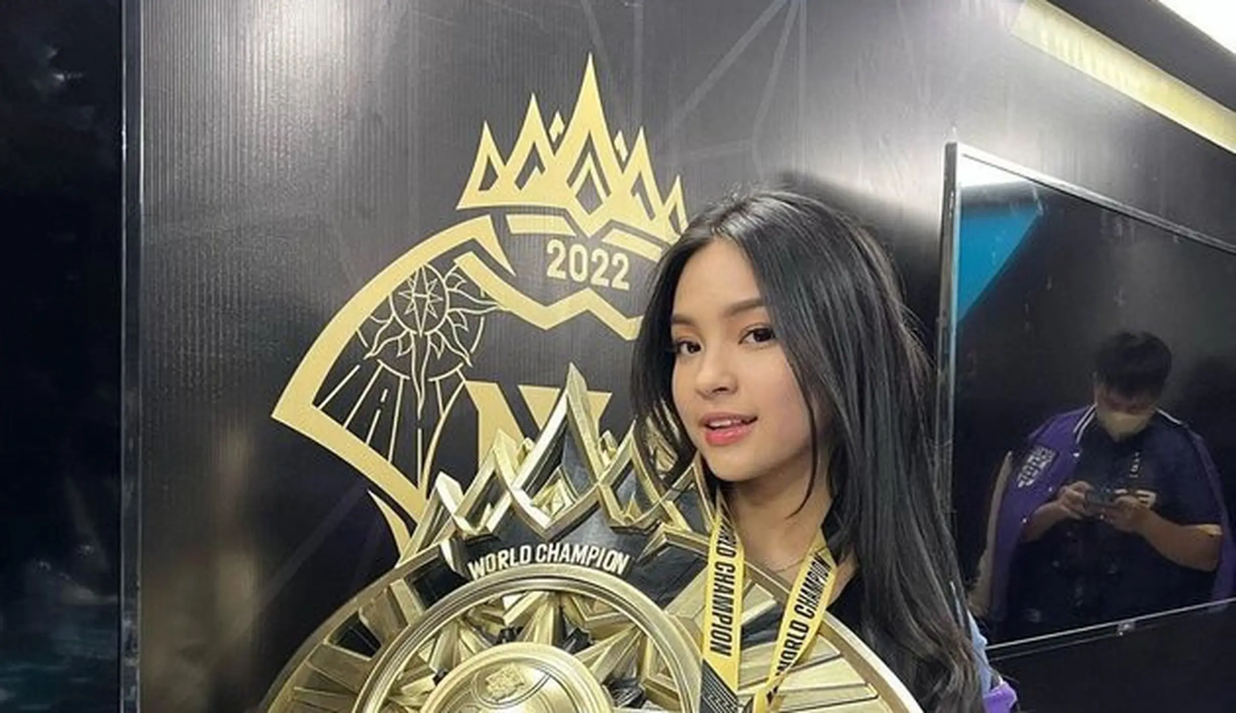 6 Potret Cantik Eca Aura yang Dikabarkan Akrab dengan Anak Calon Presiden - Photo Fimela.com