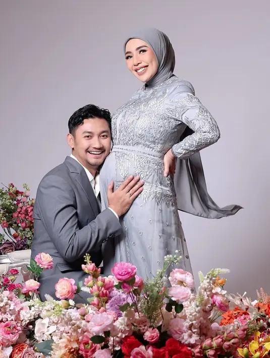 Potret Maternity Shoot Istri Angga Wijaya, Menawan dalam Berbagai ...