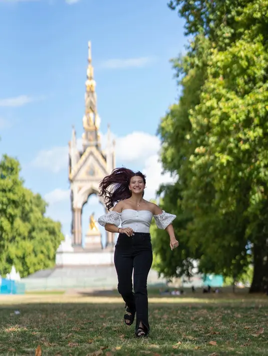 Potret Terbaru Cassandra Lee di London, Cantik Pakai Blus Putih - Foto ...