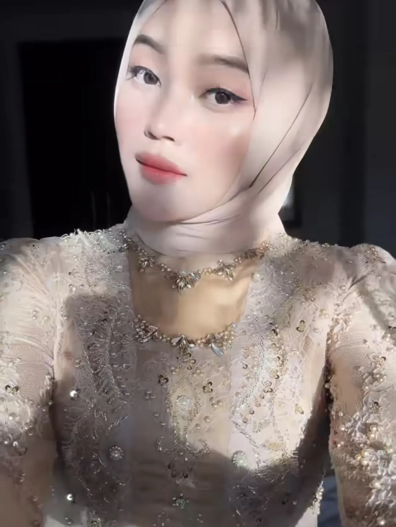 6 Tampilan Putri Delina Kenakan Kebaya Dipadu Sandal Hermes saat Antar ...