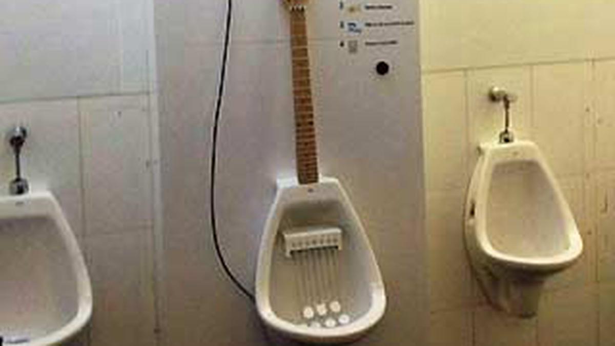 "Guitar Pee", Permainan Gitar dengan Urine - Tekno Liputan6.com
