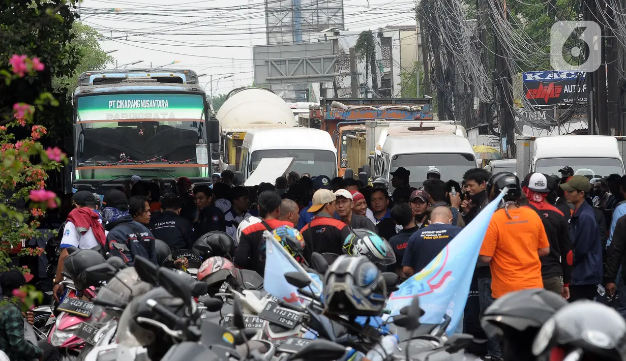 Imbas Demo Buruh, Lalu Lintas Kolong Tol Cibitung Macet Puluhan Kilometer - Foto Liputan6.com