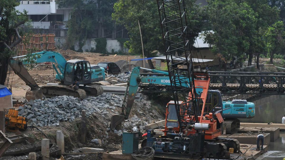 Pemasangan Turap Kali Ciliwung Terus Dikebut - Foto Liputan6.com