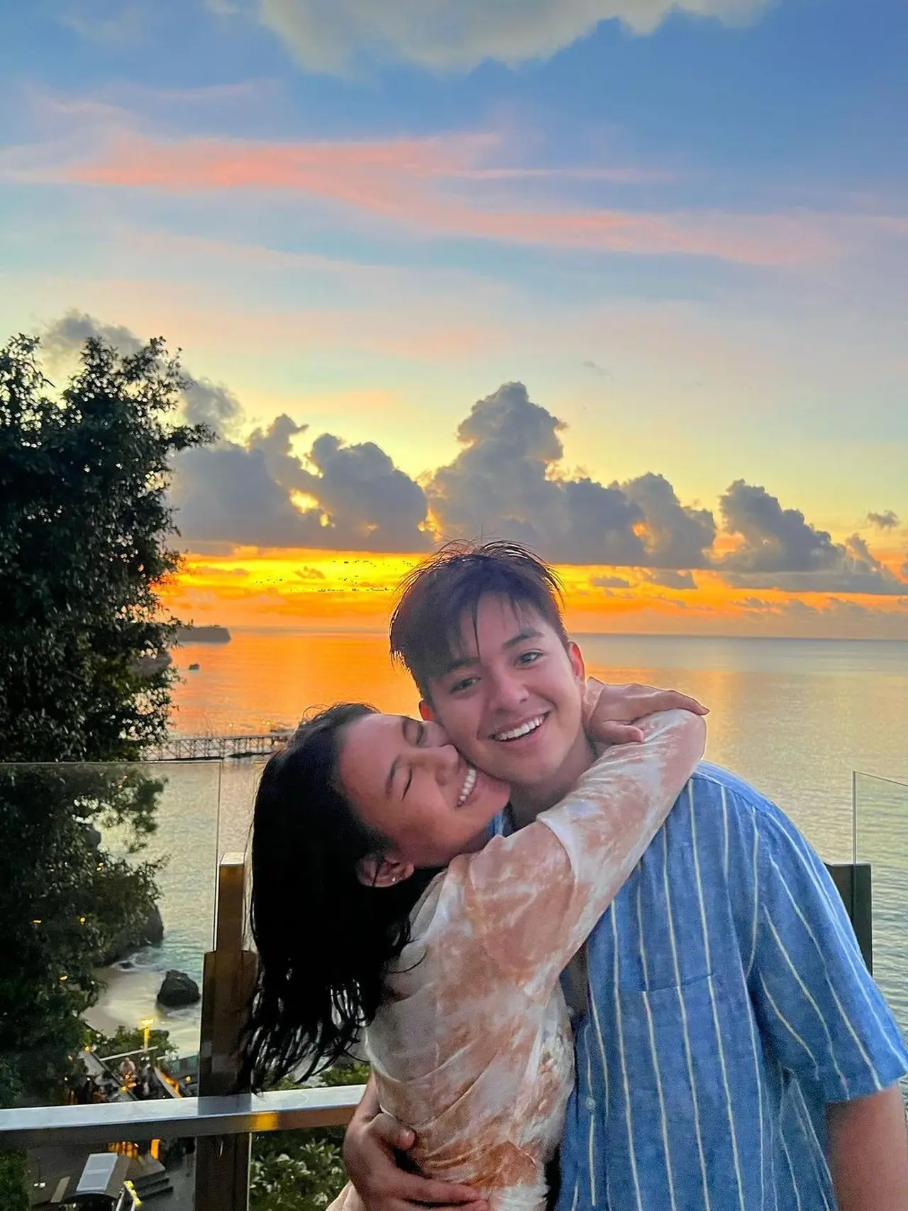 Tampil Mesra, 6 Artis Ini Pacaran dengan Pria yang Lebih Muda - Hot ...