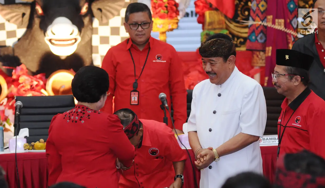PHOTO: PDIP Usung I Wayan Koster dan Oka Arthadan di Pilgub Bali - Foto ...