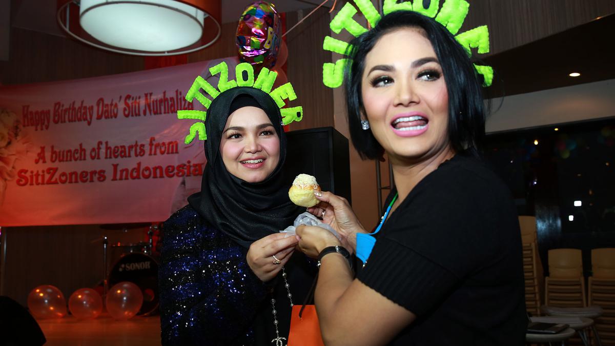 Alasan Krisdayanti Kasih Kue Bolu di Ultah Siti Nurhaliza - Entertainment Fimela.com