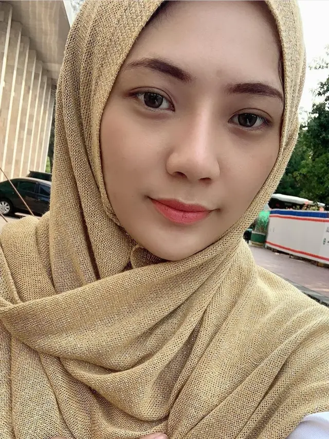 10 Potret Terbaru Berlliana Lovell Kini Mualaf, Gaya Pakai Hijab Bikin Pangling - Hot Liputan6.com