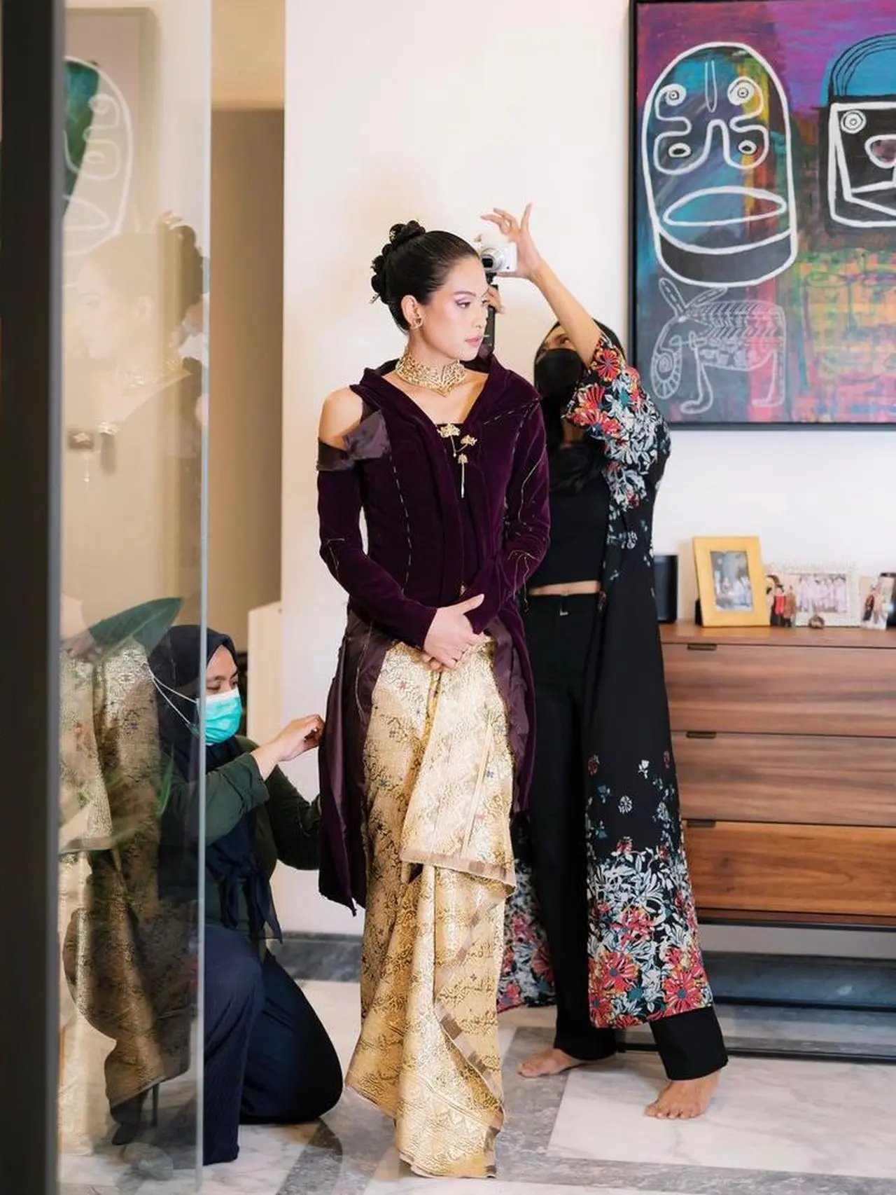 Cantik dan Stunning, Potret Detail Kebaya dan Makeup Serba Ungu Maudy ...