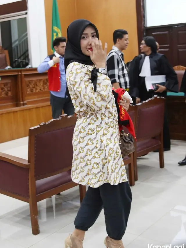 6 Potret Rey Utami Berhijab di Dalam Tahanan, Penampilan Lebih ...