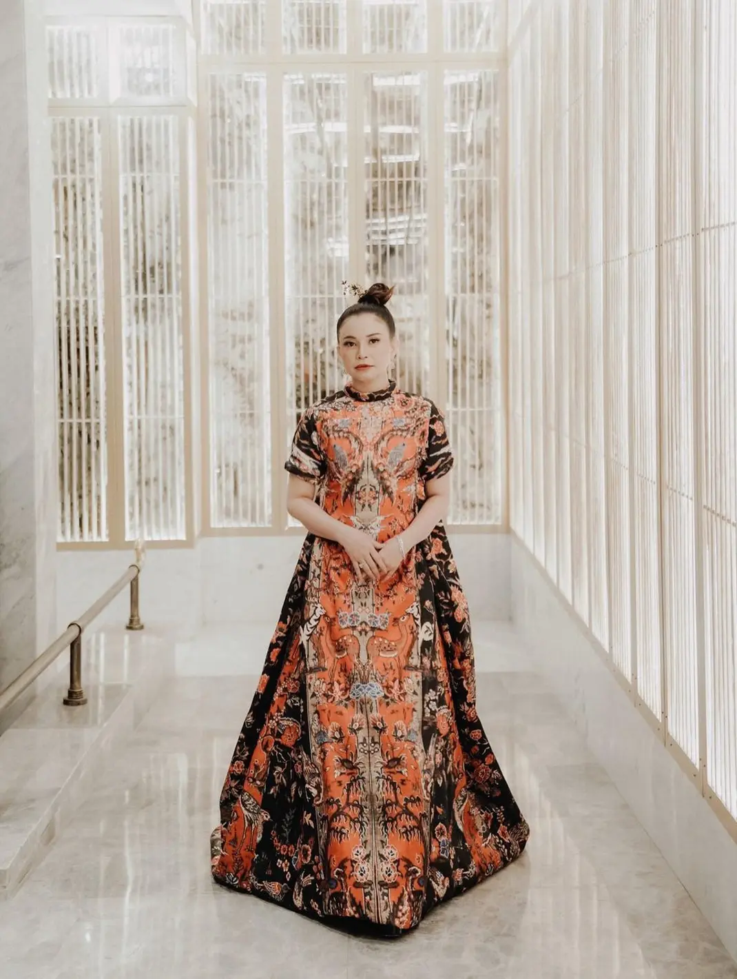 8 Inspirasi Cheongsam Modern ala Artis untuk Imlek, Laura Basuki hingga ...