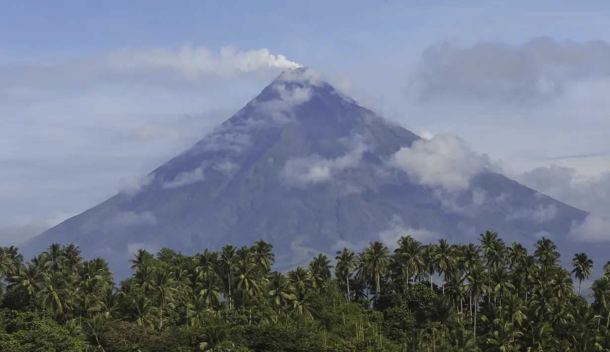 Penampakan Gunung Mayon di Filipina Keluarkan Asap Putih - Foto ...