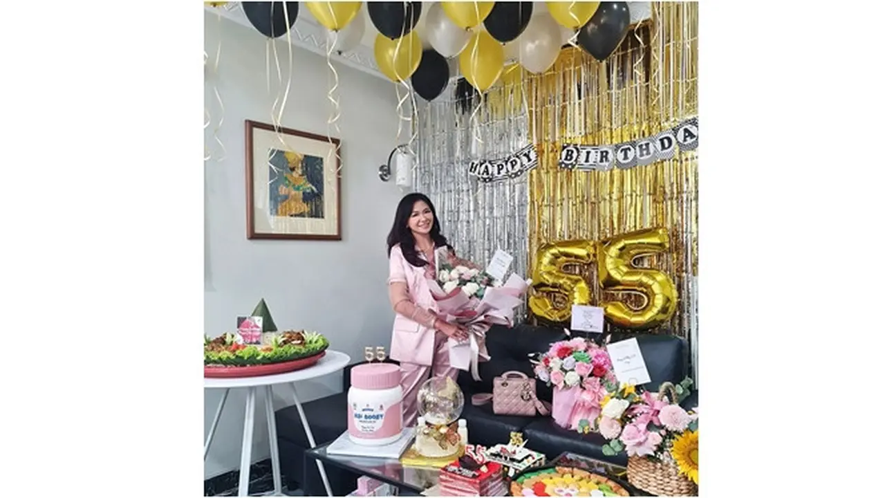 6 Potret Ulang Tahun Puspa Dewi ke-55, Sempat Viral Dijuluki Nenek Awet Muda - Hot Liputan6.com