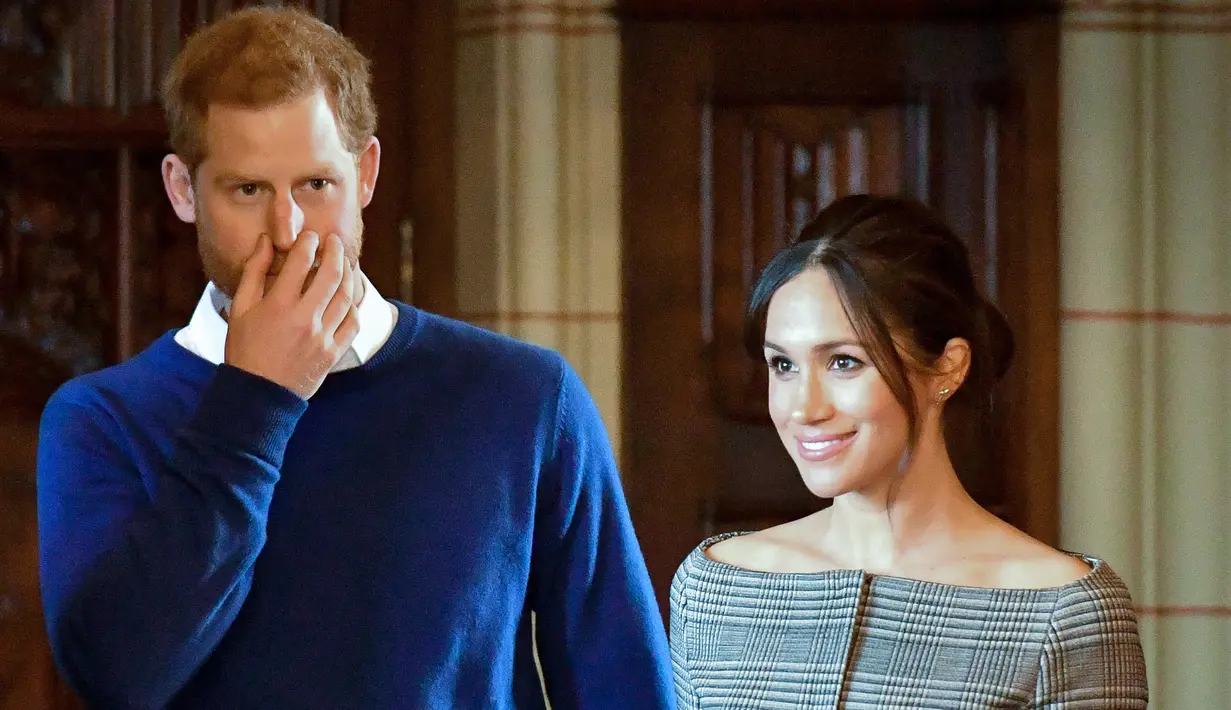 FOTO: Tertangkap Kamera, Pangeran Harry Bisik-Bisik Mesra ke Meghan ...