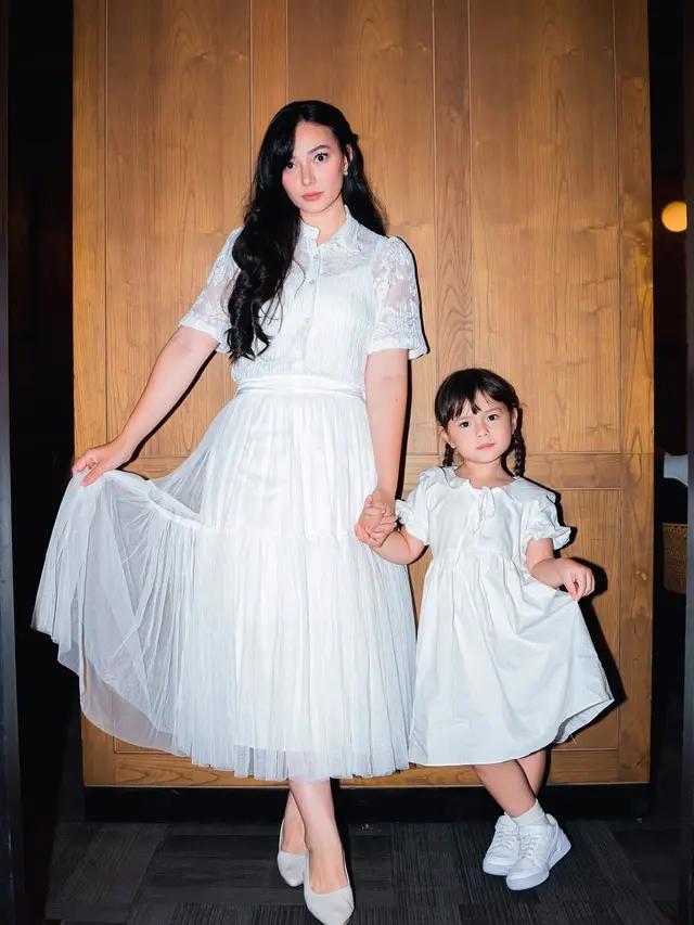 Gaya Cantik Asmirandah dan Putrinya, Kompak Pakai Baju Couple ...