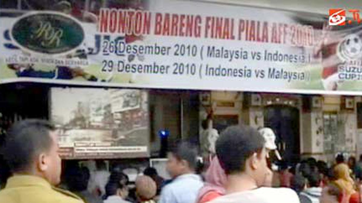 Nobar dengan Pakaian Unik - Bola Liputan6.com