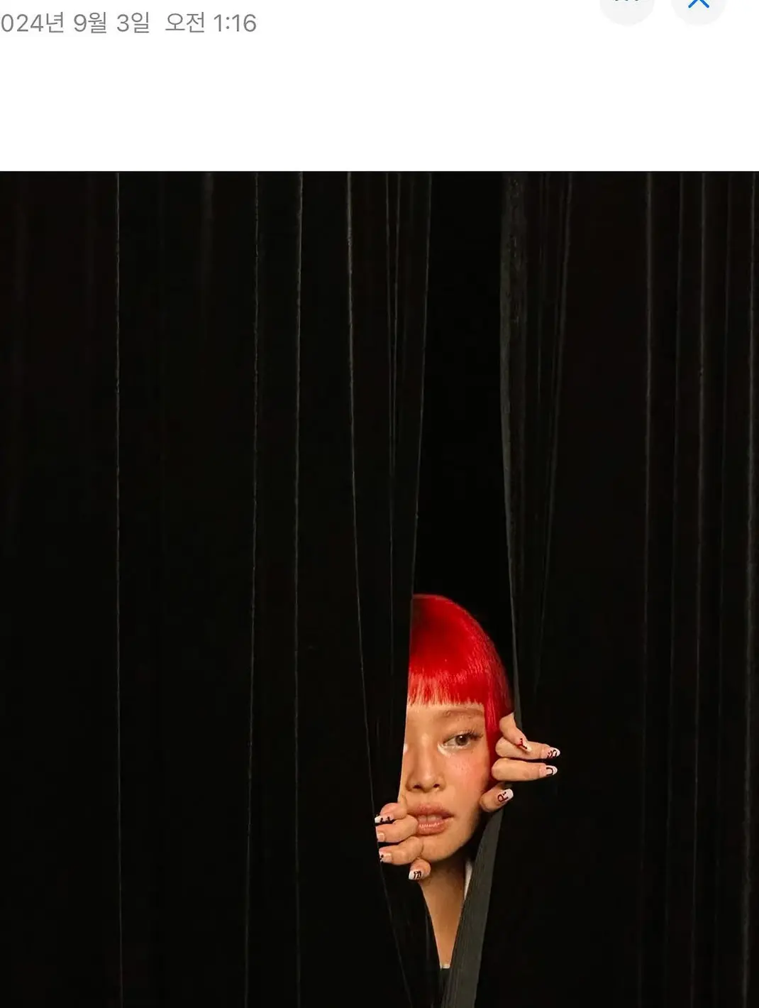 Tampilan Menyala Jennie BLACKPINK dengan Rambut Merah di Debut Album Solo