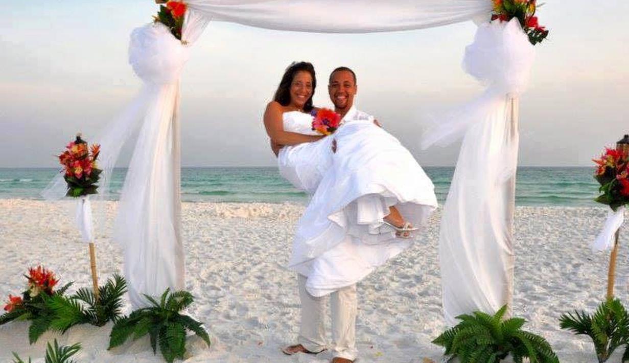 Dekorasi Pernikahan Manis di Pantai Bikin Pasangan Makin Romantis - Photo Fimela.com